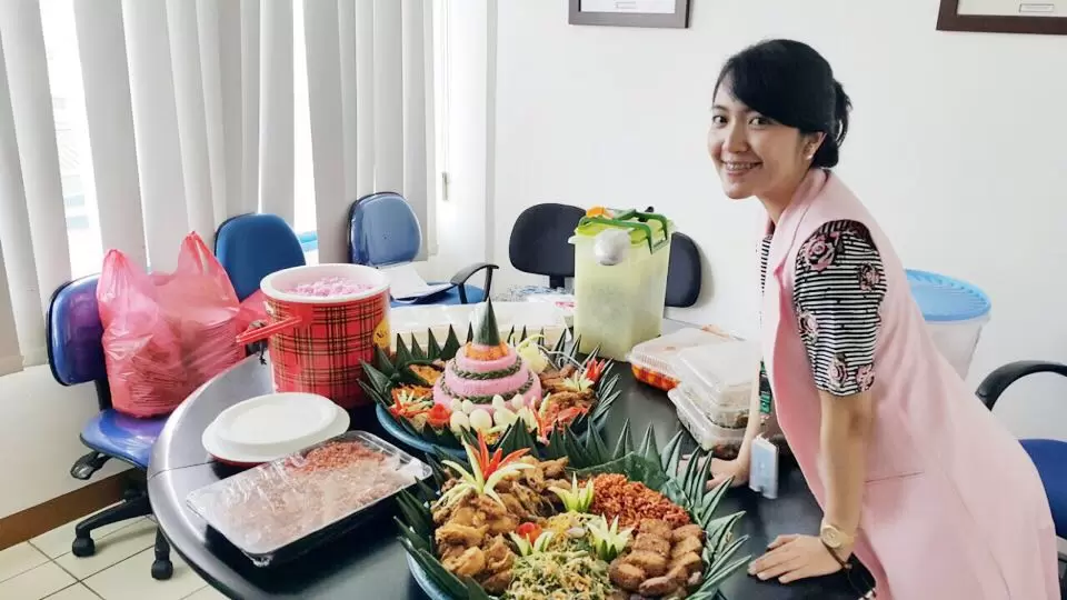 Nasi tumpeng pink spesial Khas & Unik ala Diajeng Catering